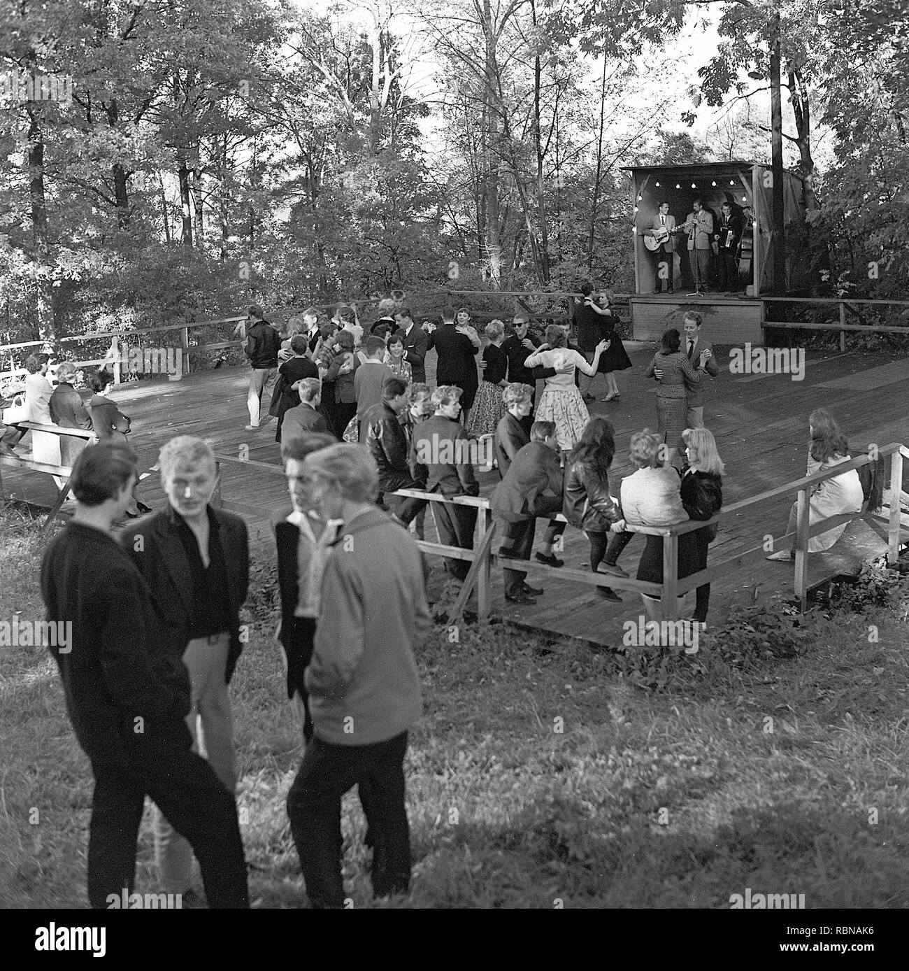 1950s teenagers dancing Black and White Stock Photos & Images - Alamy