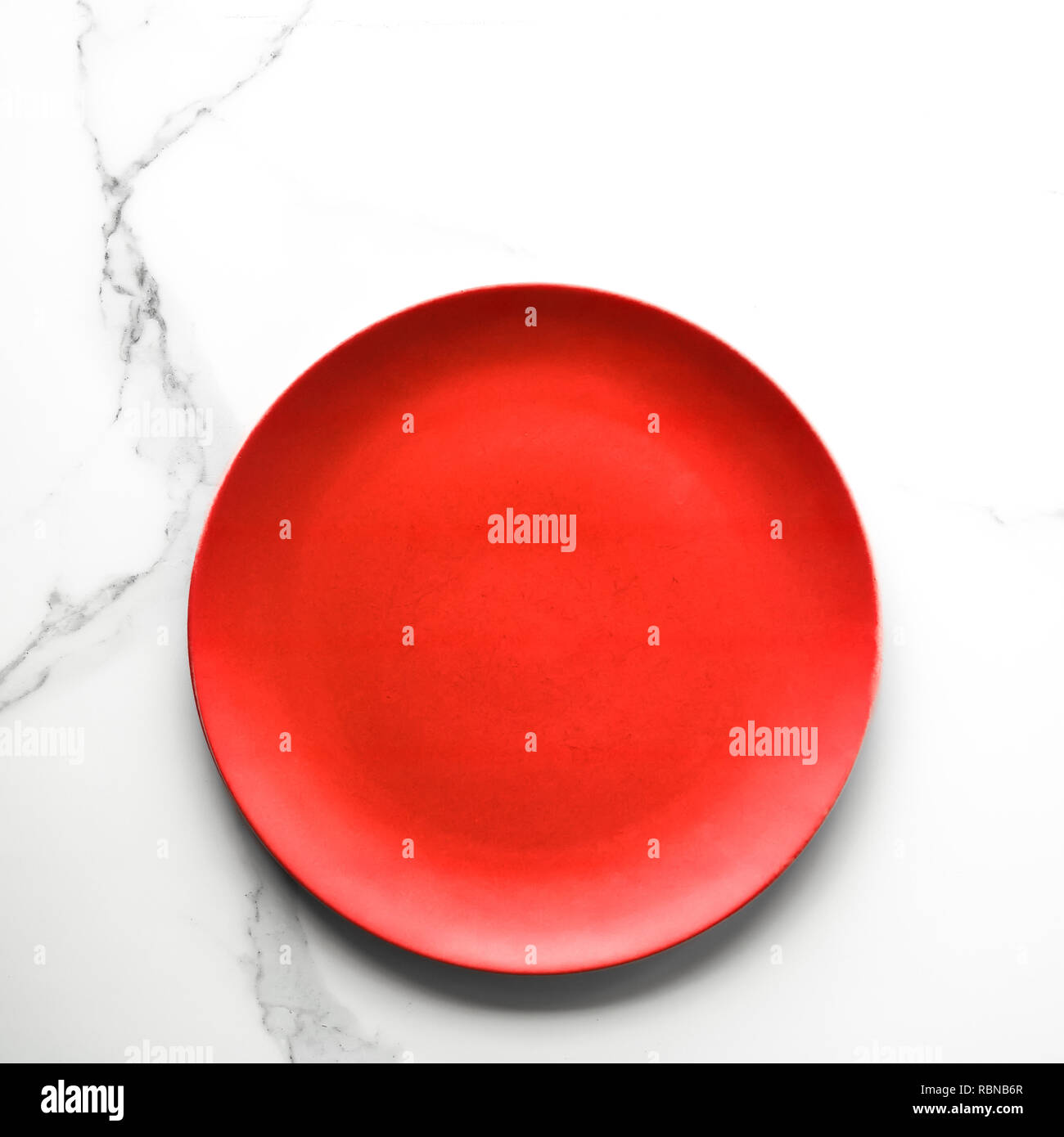 empty red plate on marble - recipe and restaurant mockup flatlay styled ...
