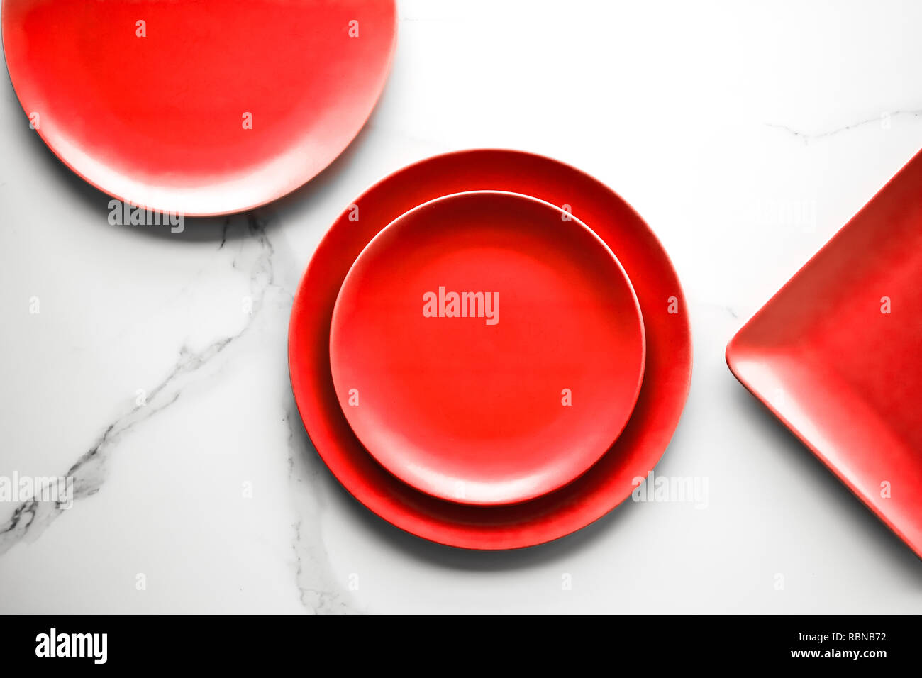 empty red plate on marble - recipe and restaurant mockup flatlay styled ...