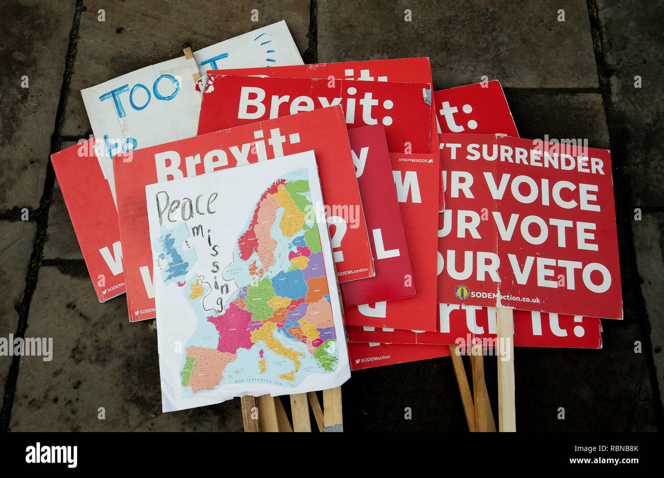Placards displaying slogans hi-res stock photography and images - Alamy