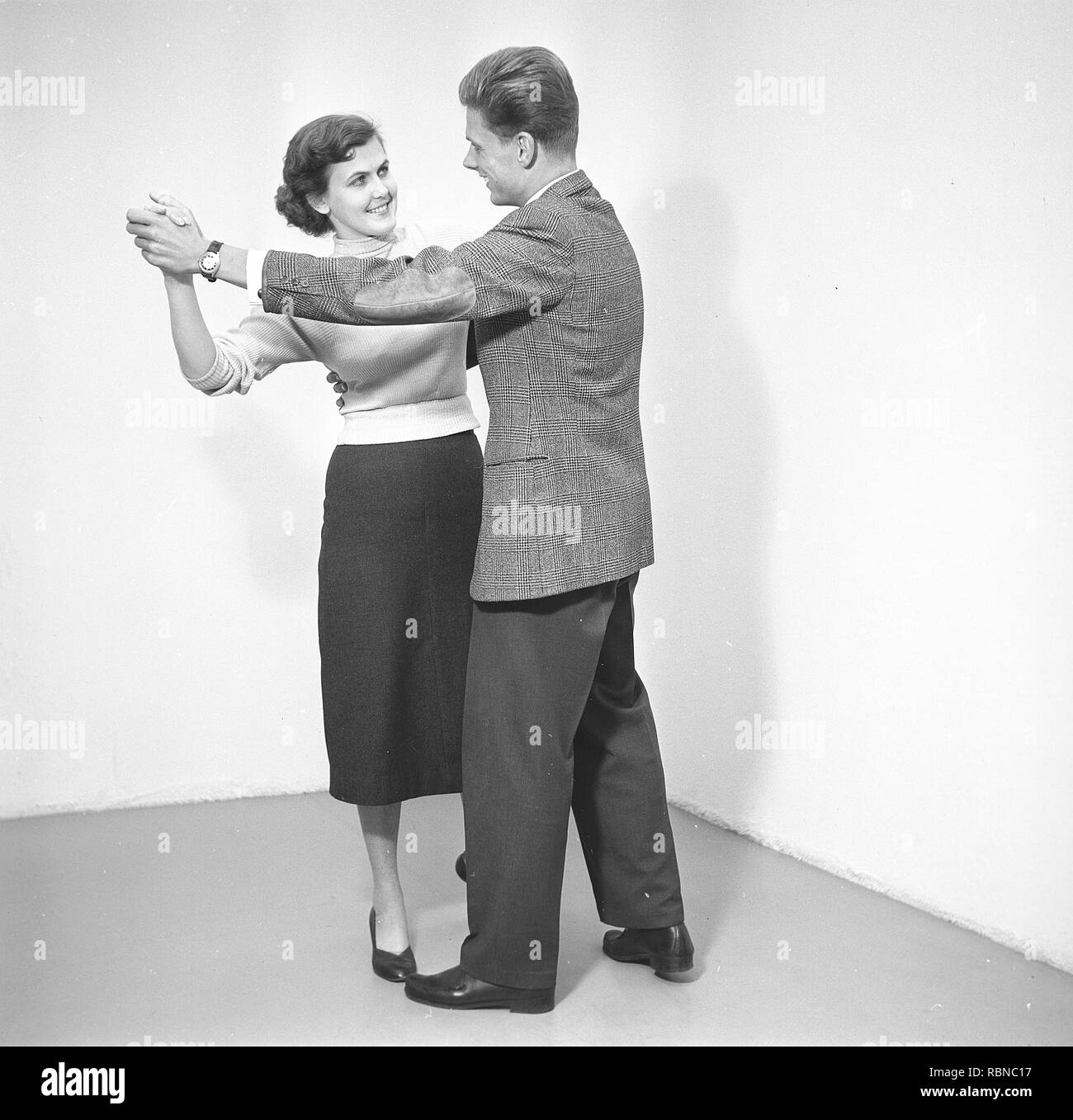 Vintage couple dancing hi-res stock photography and images - Alamy