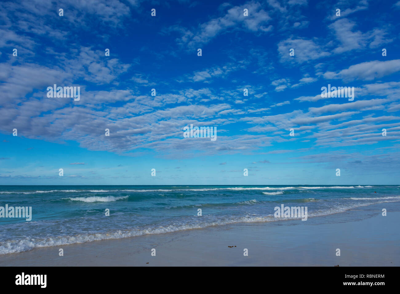 Beach with white sand and turquoise water in Cuba Stock Photo - Alamy