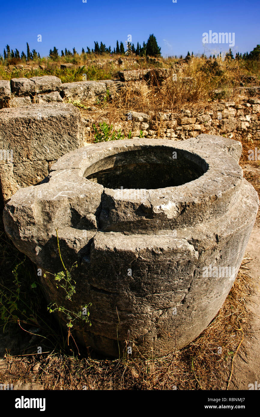 Wine jar, Ugarit. Syria, Middle East Stock Photo - Alamy
