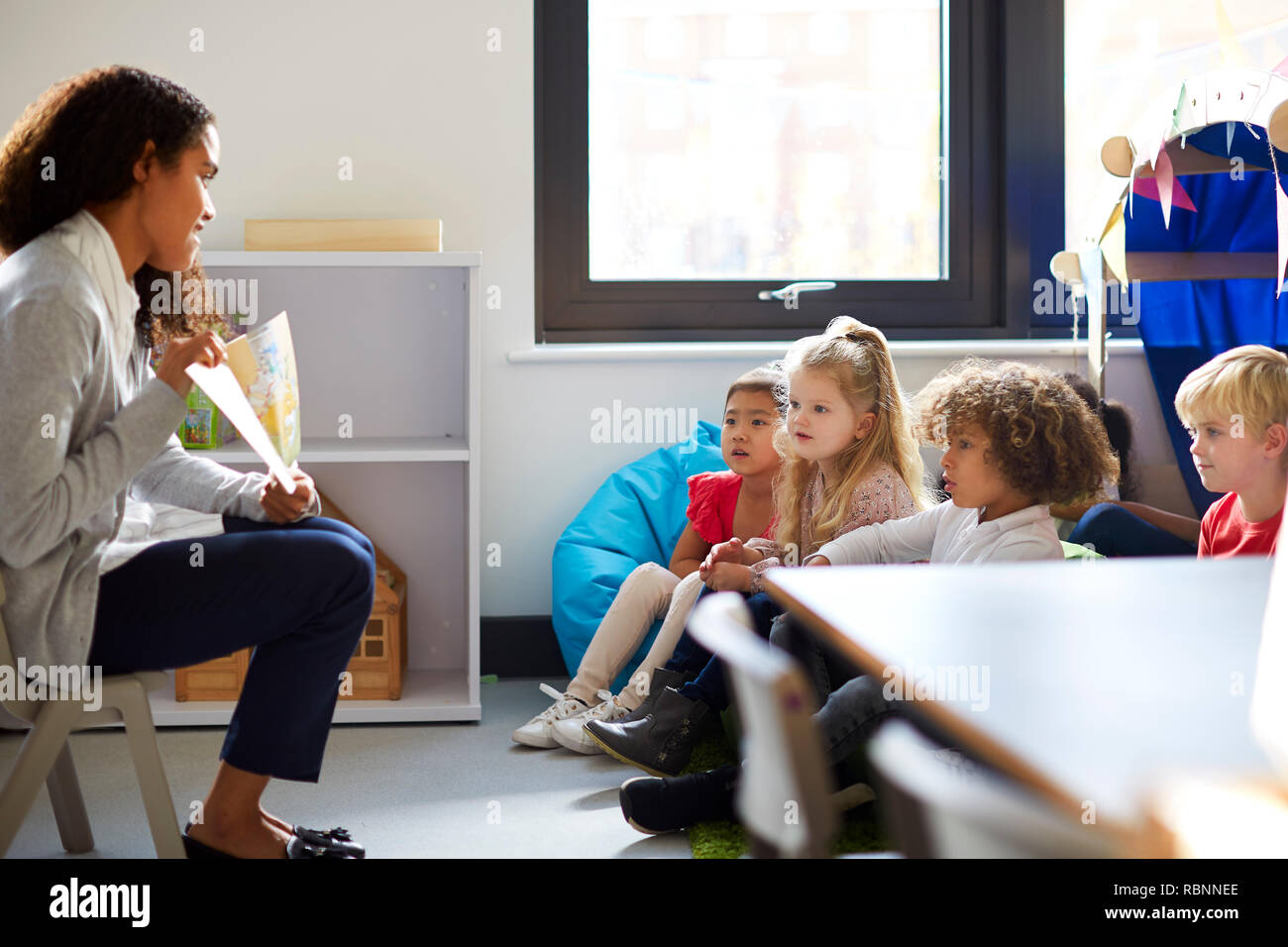 Children in a classroom hi-res stock photography and images - Alamy