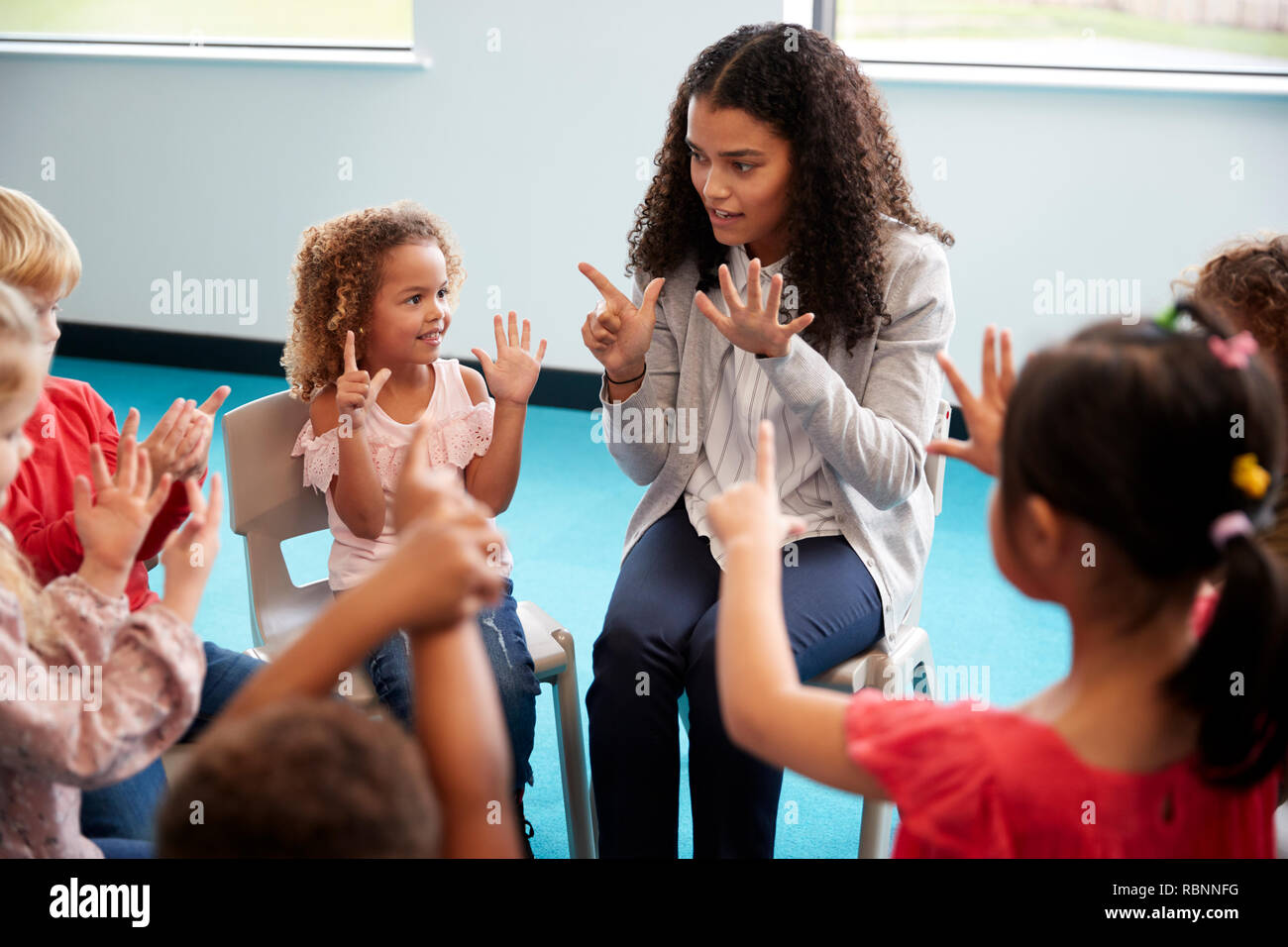 Kids raising hands classroom hi-res stock photography and images - Alamy