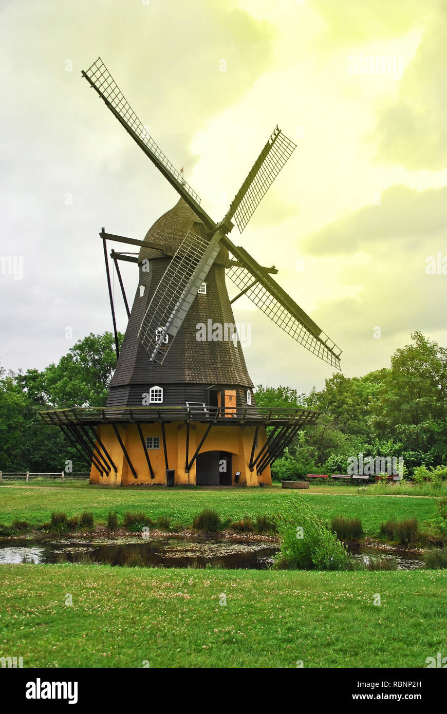 Operating windmill hi-res stock photography and images - Alamy