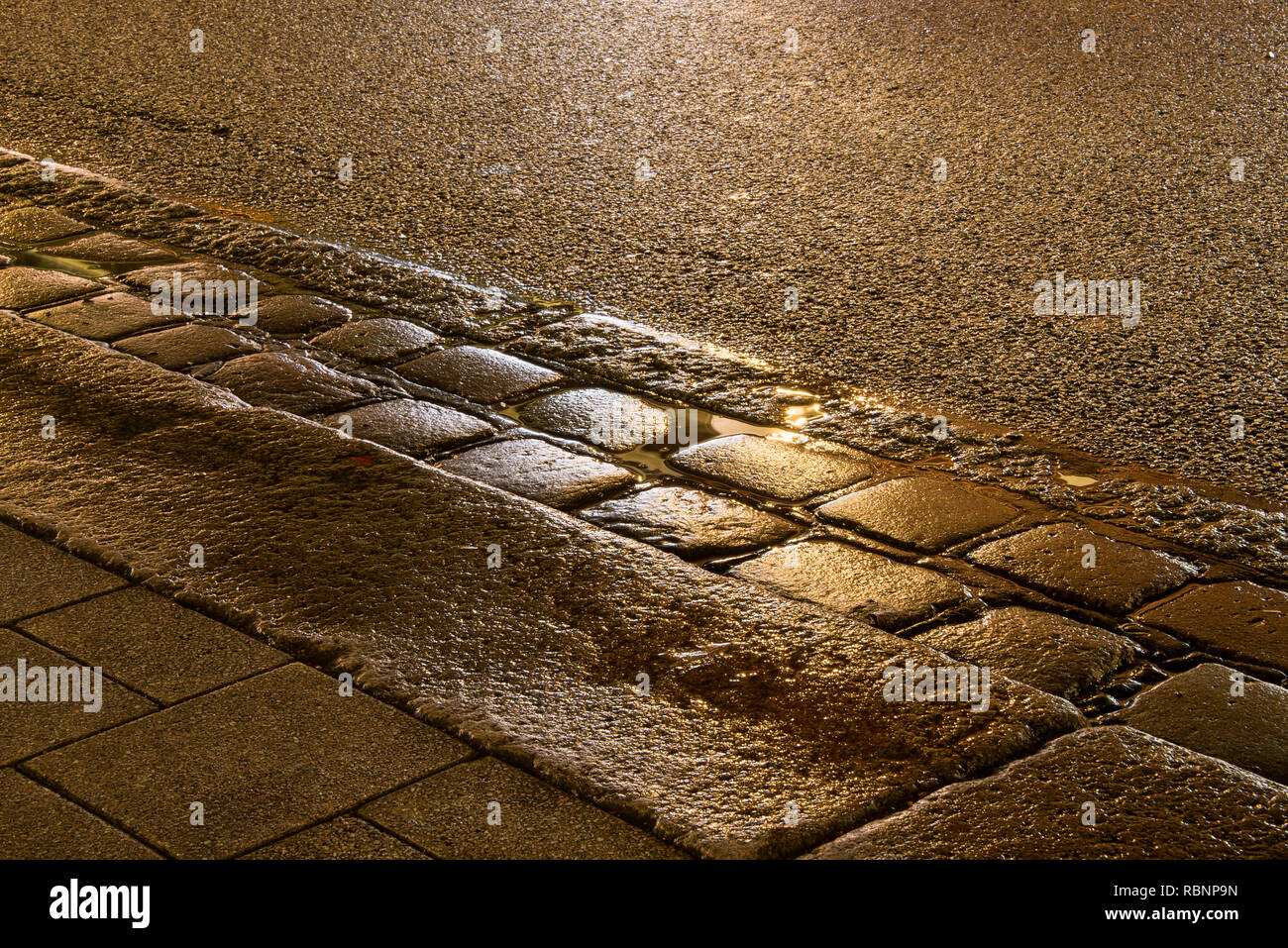 Wet pedestrian street hi-res stock photography and images - Alamy