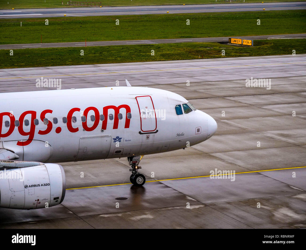Airplane taxiing at Zurich Airport Stock Photo - Alamy