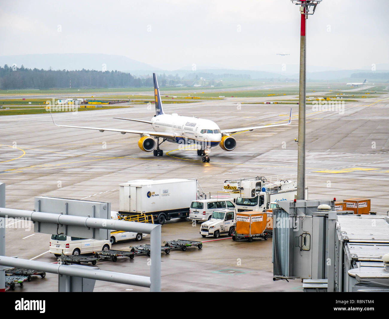 Airplane taxiing at Zurich Airport Stock Photo - Alamy