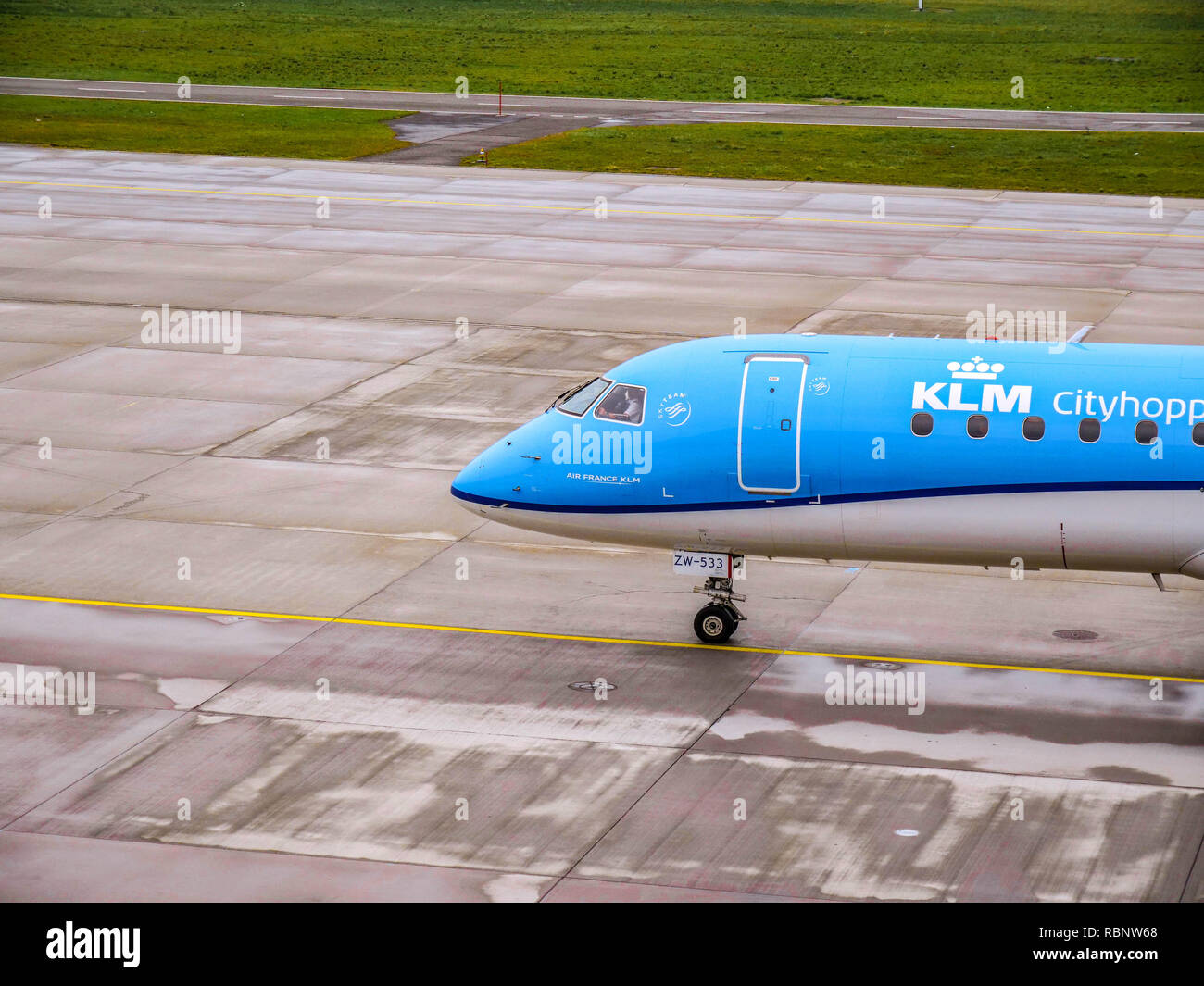 Airplane taxiing at Zurich Airport Stock Photo - Alamy