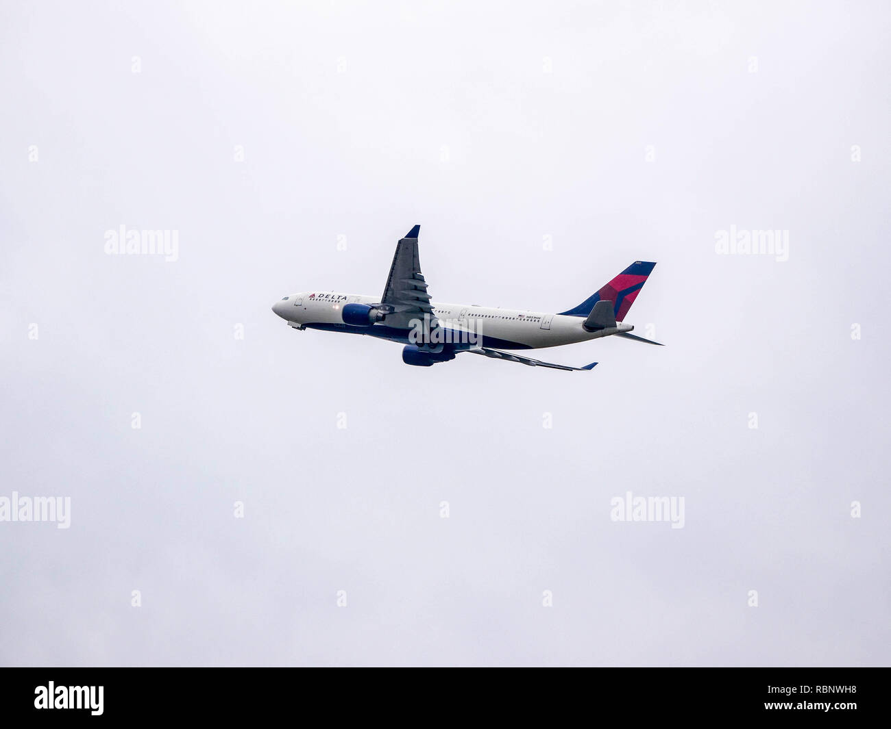 Delta plane take off hi-res stock photography and images - Alamy