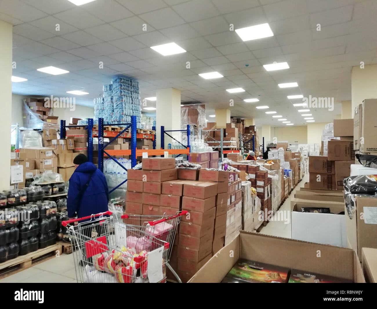 Large warehouse boxes modern lot hi-res stock photography and images ...