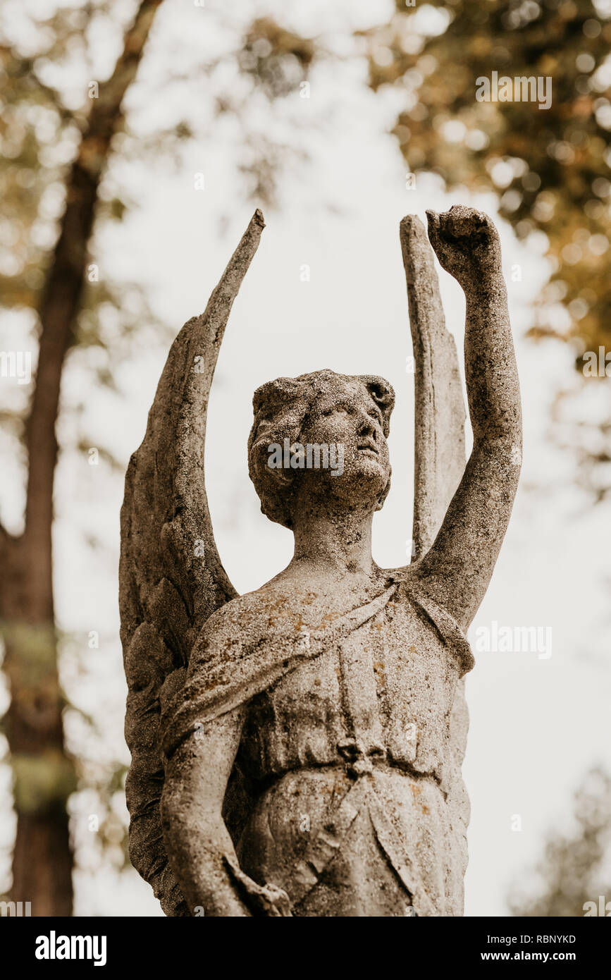 Concrete statue of an angel hi-res stock photography and images - Alamy