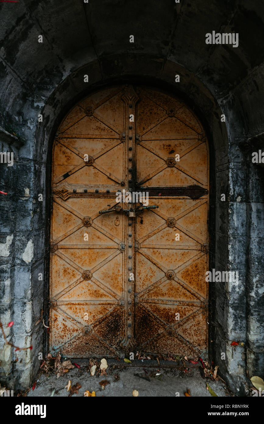 Old stone tomb hi-res stock photography and images - Alamy