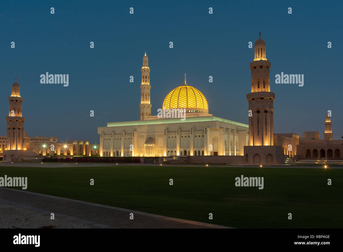 Sultan Qaboos Grand Mosque at night in Muscat, Oman showing off ...