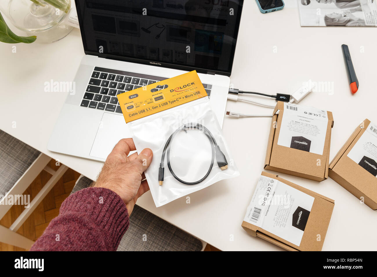 Macbook box hi-res stock photography and images - Alamy