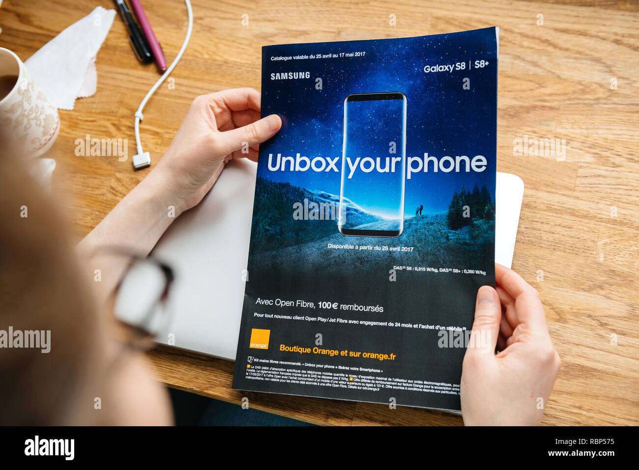 Samsung Advertisement High Resolution Stock Photography and Images - Alamy