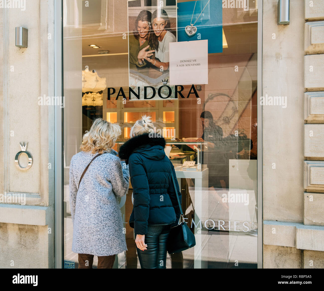 Pandora store window hi-res stock photography and images - Alamy