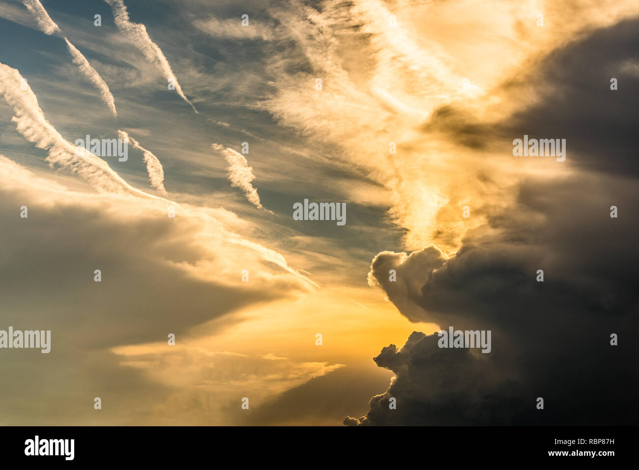 Sky dramatic clouds hi-res stock photography and images - Alamy