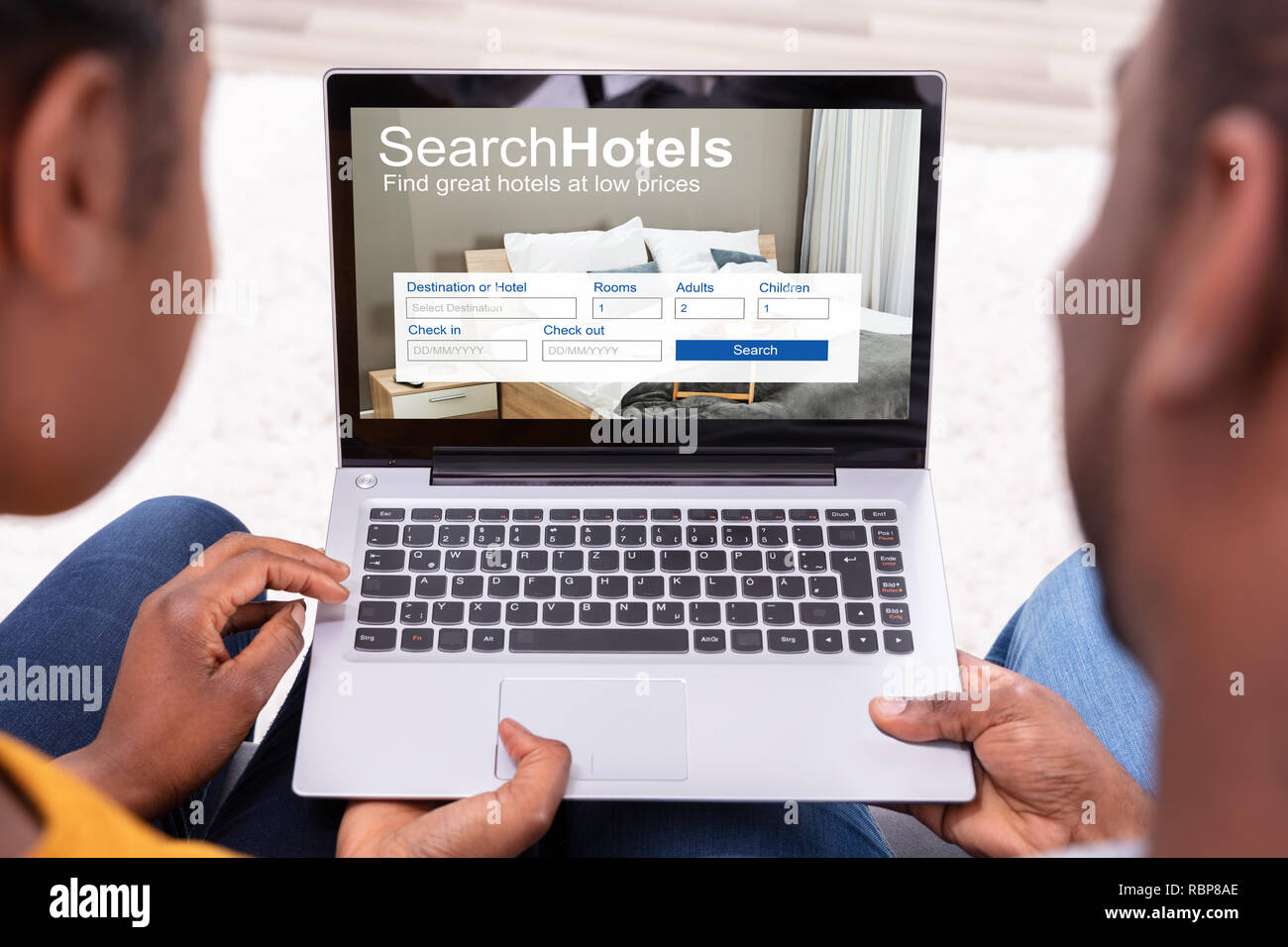Man searching hotel room hi-res stock photography and images - Alamy