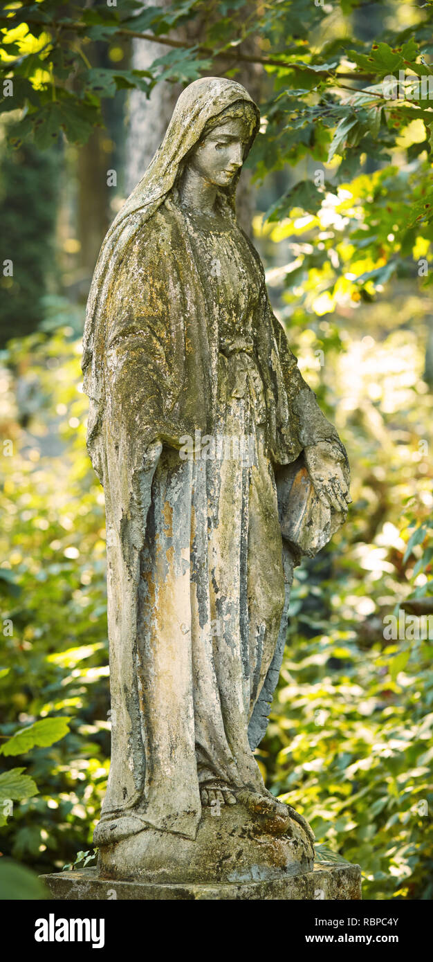 Ancient mother mary statue hi-res stock photography and images - Alamy