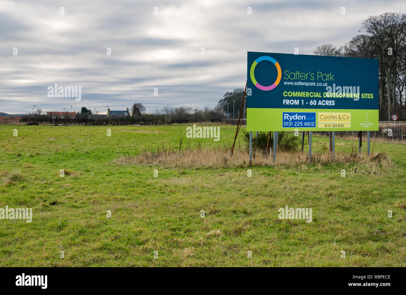 Advertisement billboard hoarding hi-res stock photography and images ...