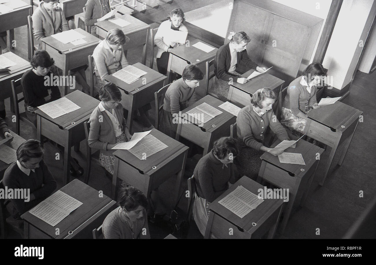 School desks 1950s hi-res stock photography and images - Alamy