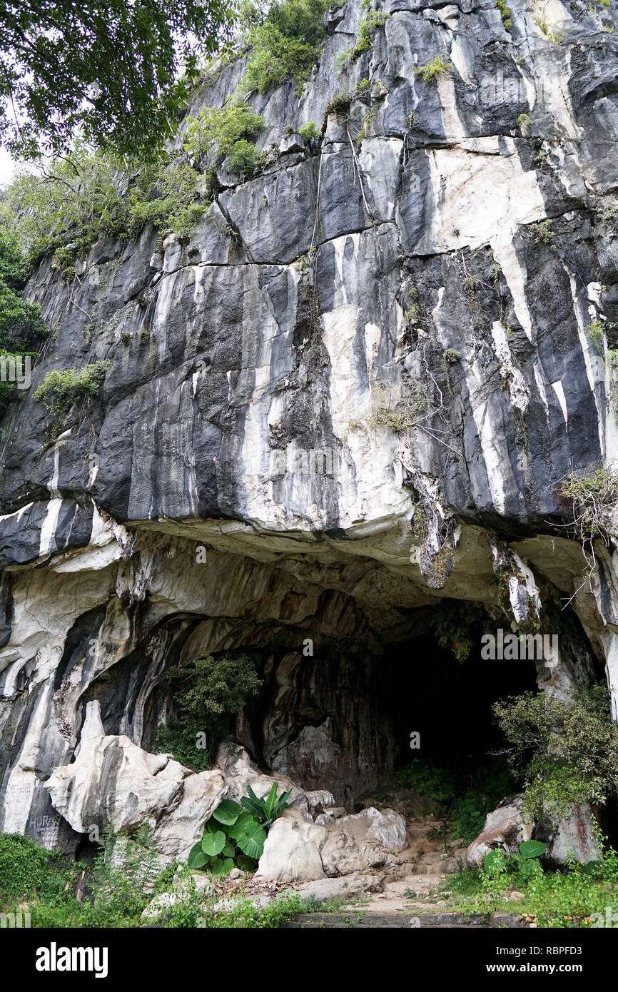 Limestone cave entrance hi-res stock photography and images - Alamy