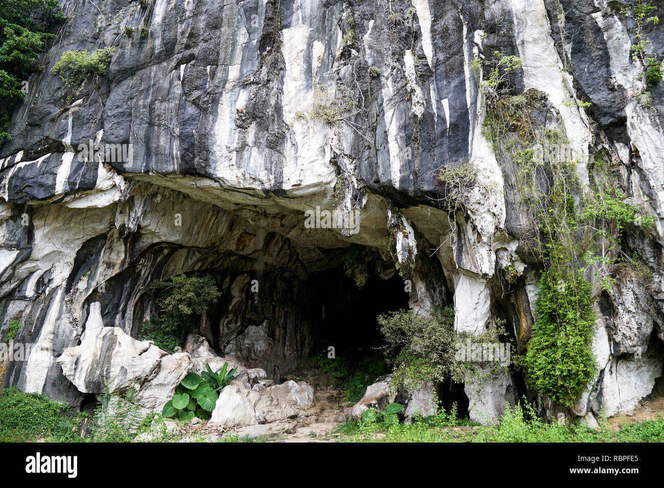 Limestone cave entrance hi-res stock photography and images - Alamy
