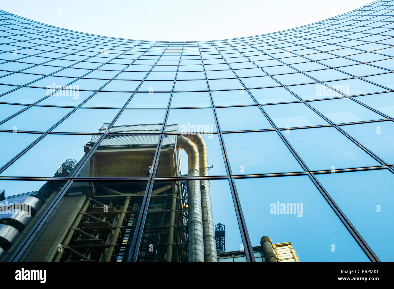 London glass building tall building hi-res stock photography and images ...