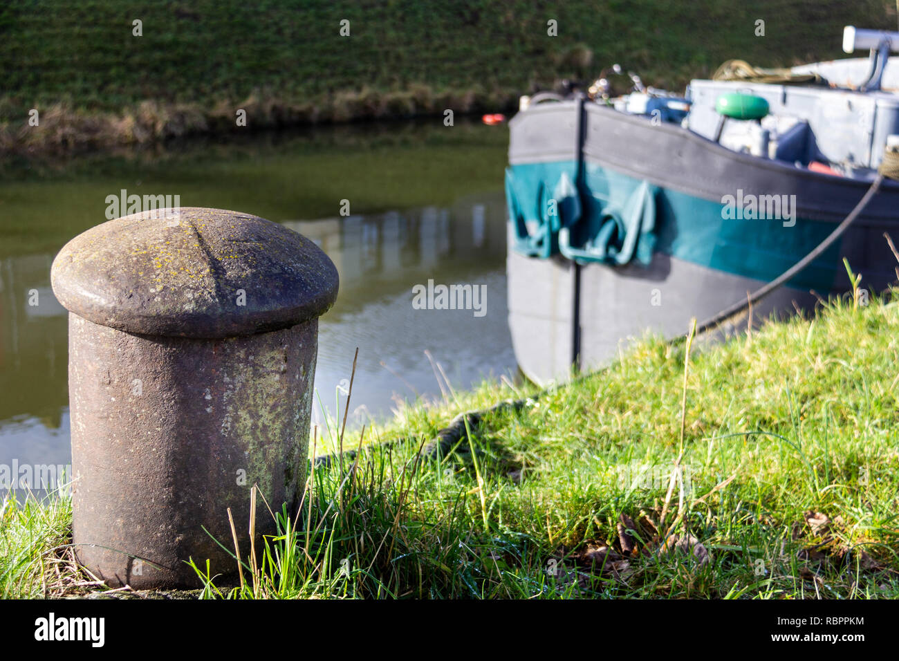 Canal barge boat mooring hi-res stock photography and images - Alamy