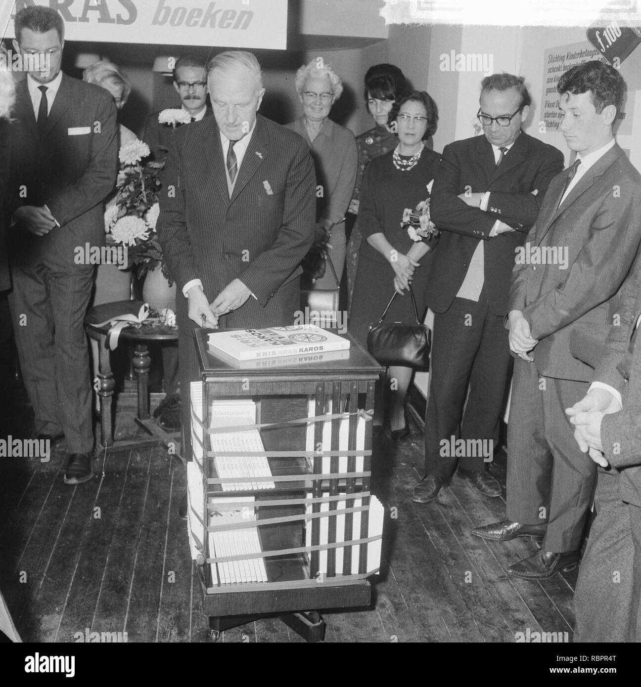 10 jaar Kris Kras (jeugdblad), de opening van de tentoonstelling door ...