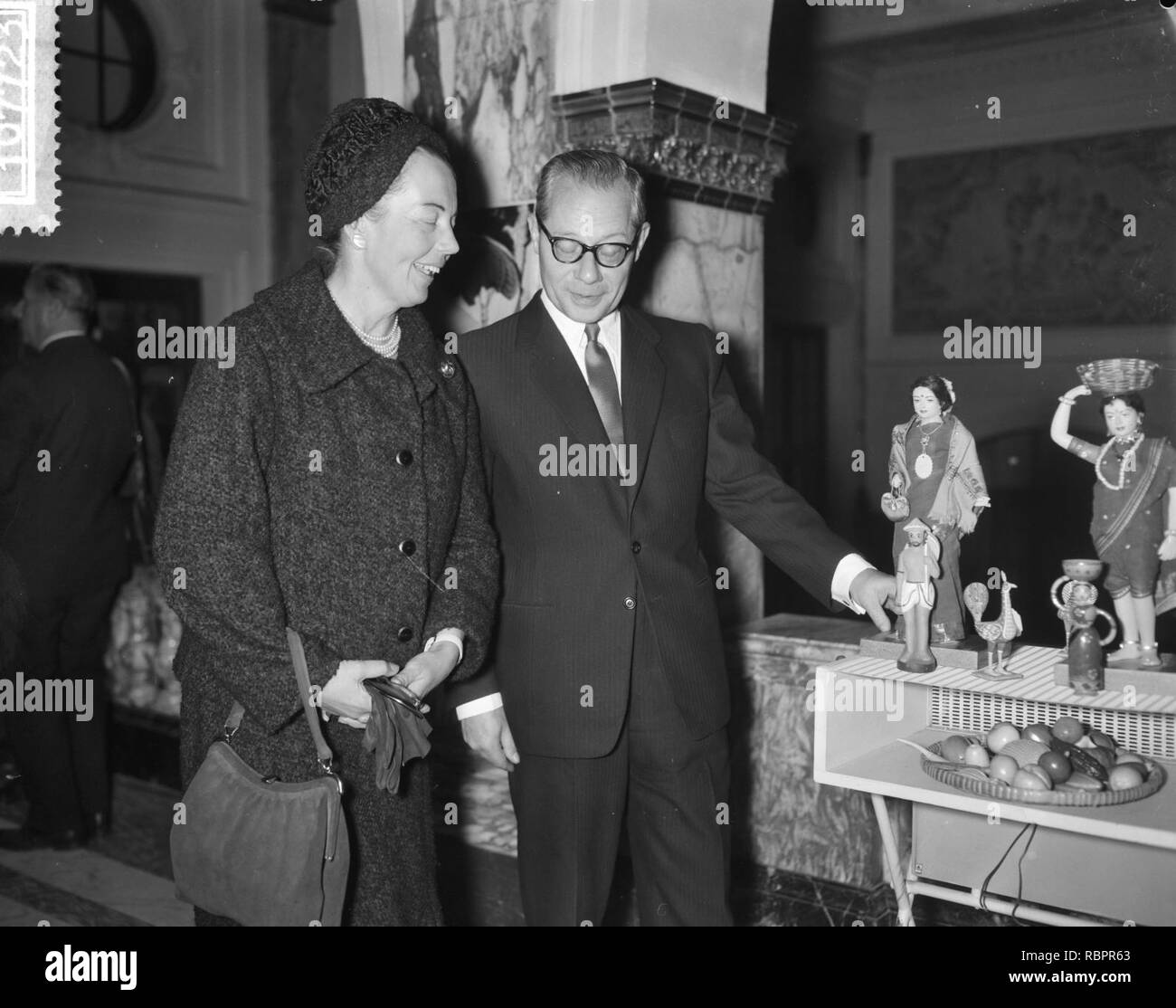 10 jaar Unesco Centrum Nederland , dr Den Hollander e mevrouw Van Hall ...