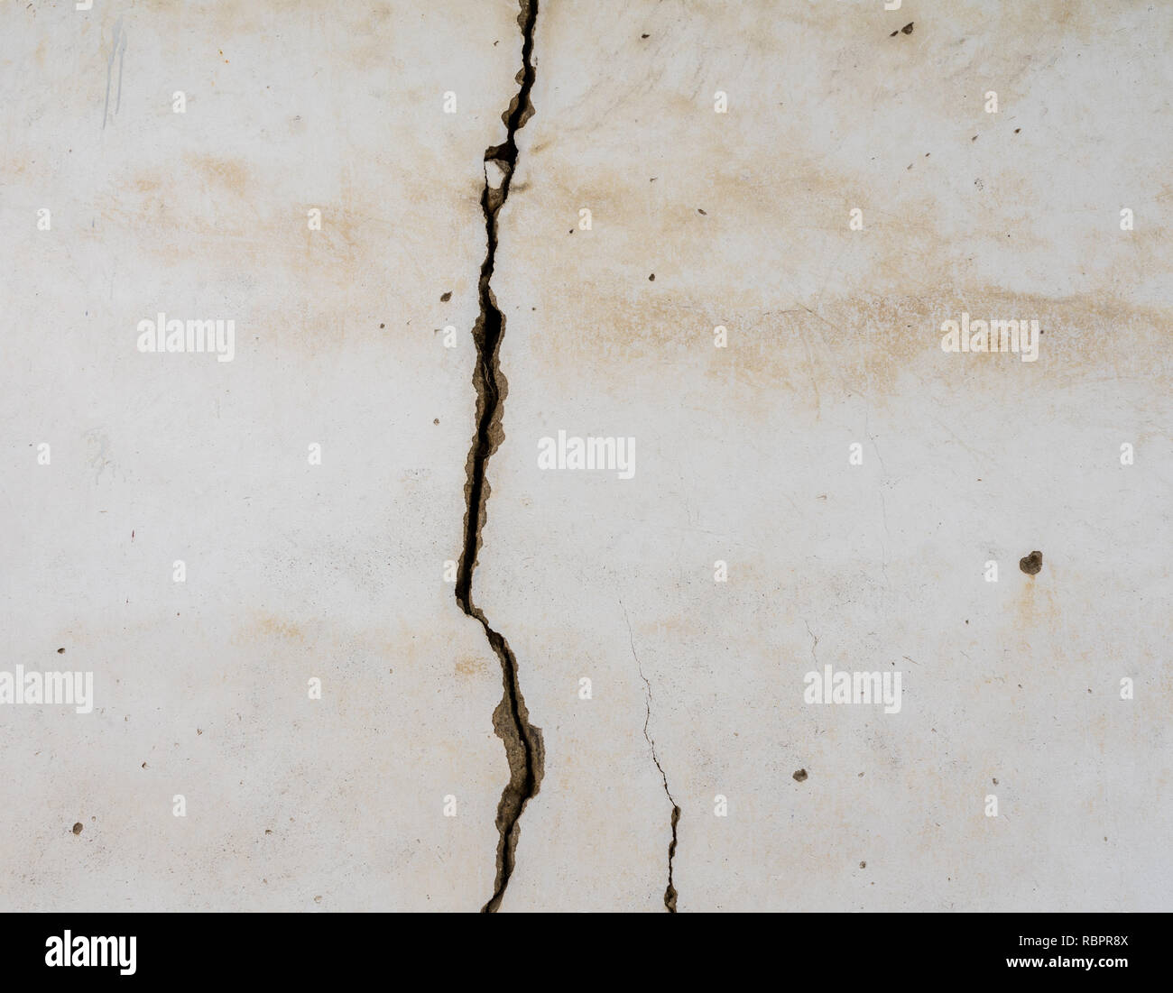 White plaster crack wall hi-res stock photography and images - Alamy