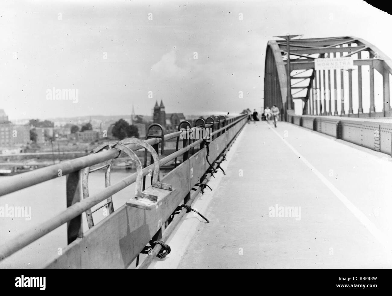 10x15 Schilderhangsteiger aan de Rijnbrug te Arnhem, Bestanddeelnr 256 ...
