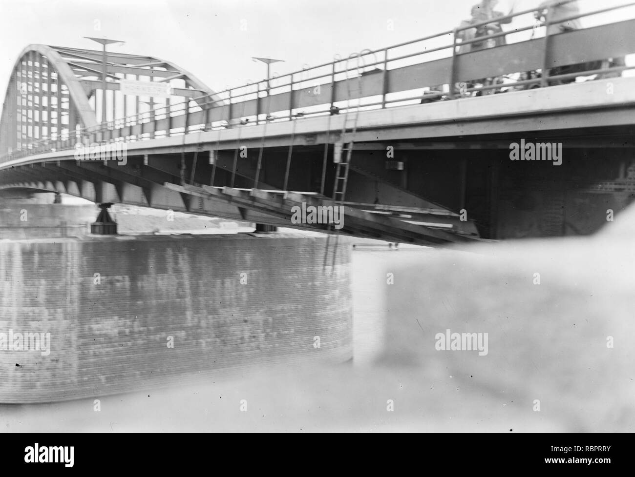 10x15 Schilderhangsteiger aan de Rijnbrug te Arnhem, Bestanddeelnr 256 ...