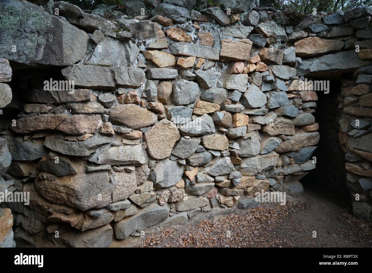 11 Monument Toreen de Foce - links Eingang Kopfnische, rechts Ostkammer ...