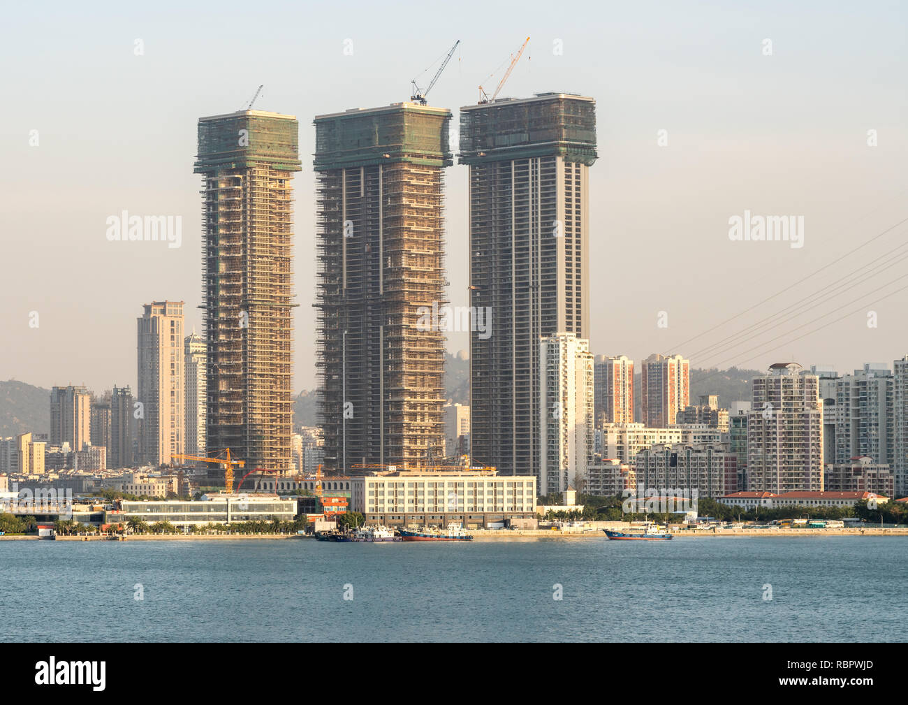 Chinese city skyline construction hi-res stock photography and images ...