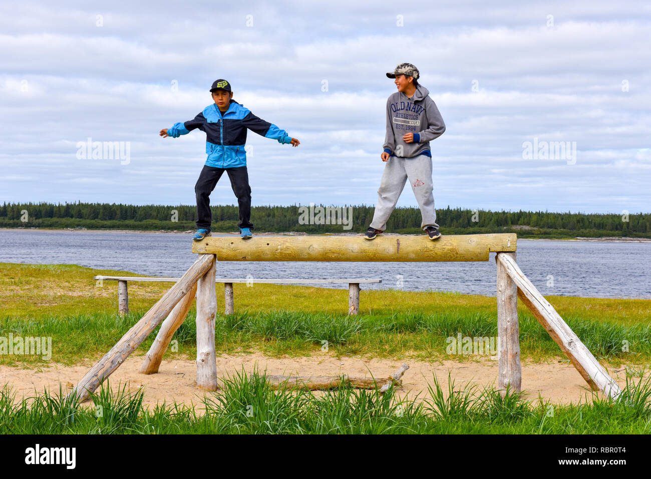 Canada aboriginal children playing hi-res stock photography and images ...