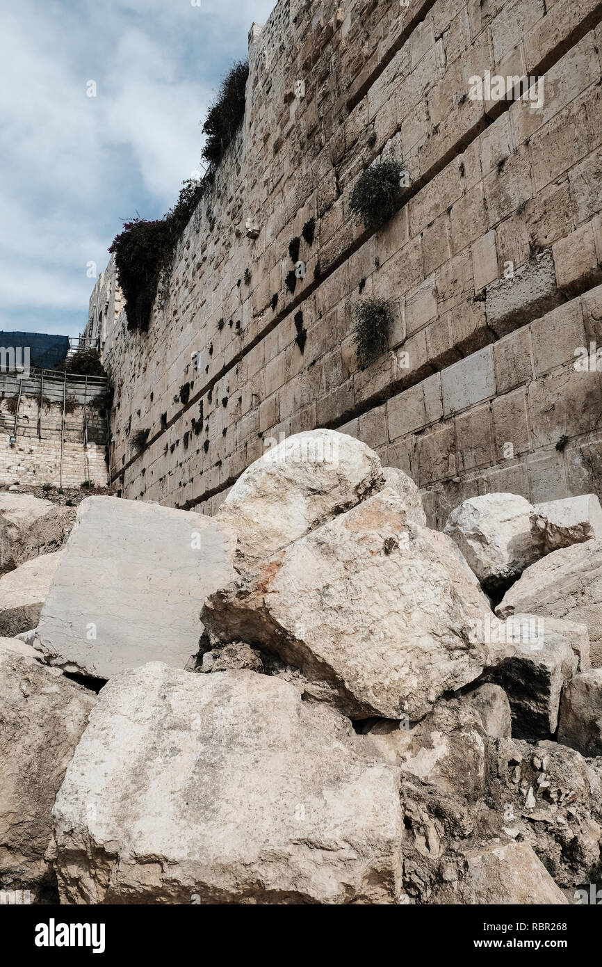 A dry tunnel connecting the City of David with the Ophel Archaeological ...