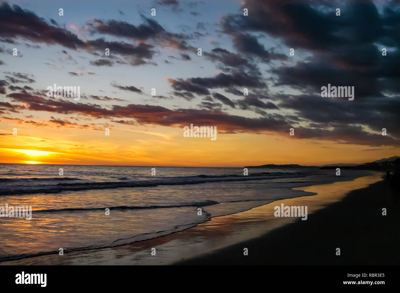 Relaxing ocean waves sunset hi-res stock photography and images - Alamy