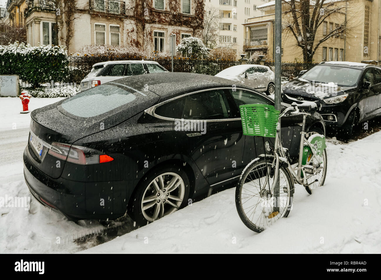 Tesla side view hi-res stock photography and images - Alamy