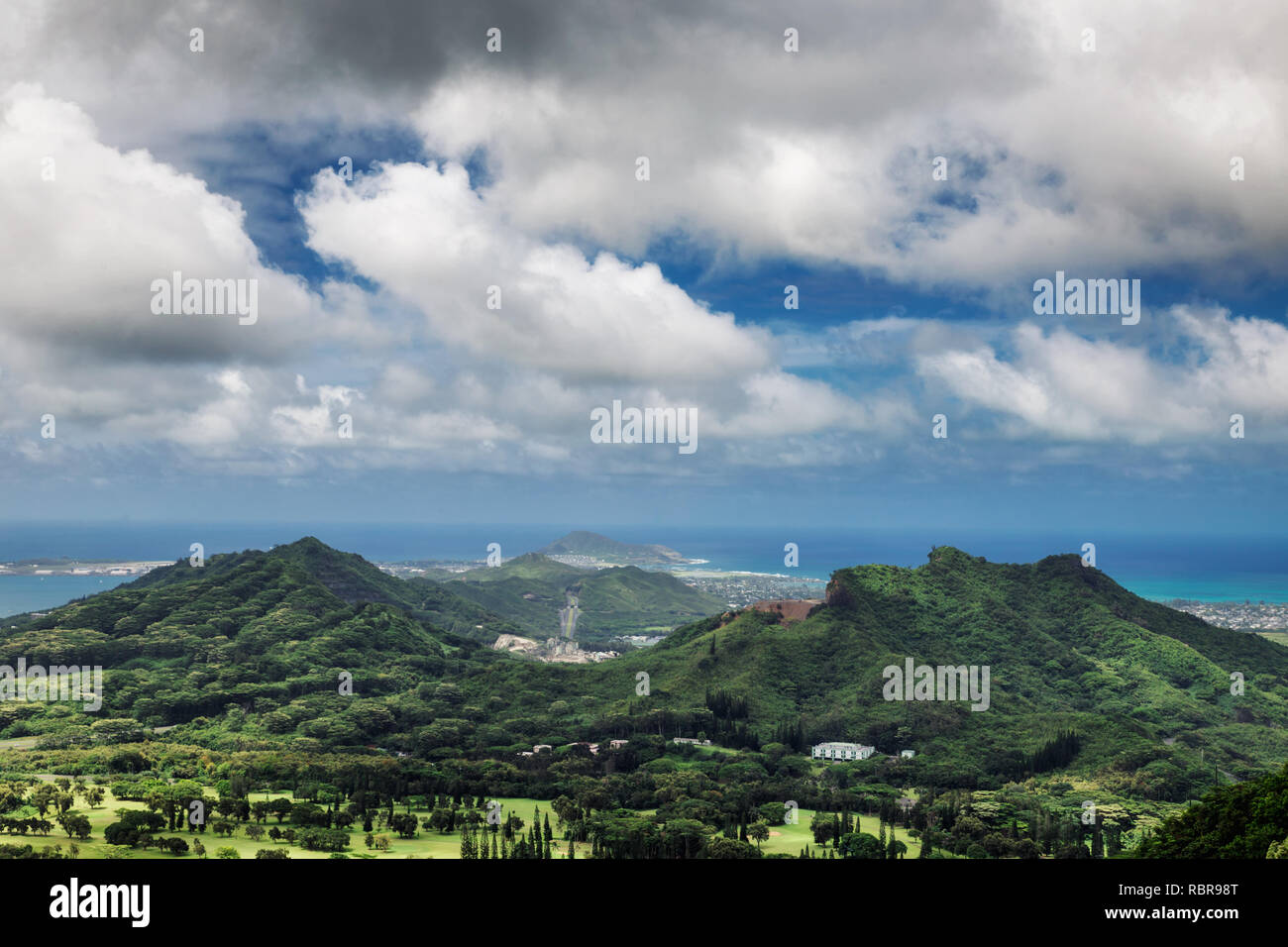 View of Oahu island from Nuuanu Pali lookout with beautiful cloudy sky ...
