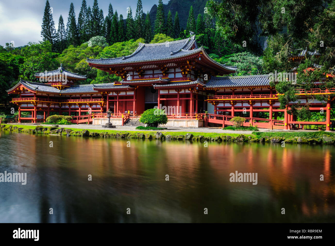 Red japanese temple in oahu hawaii hi-res stock photography and images ...