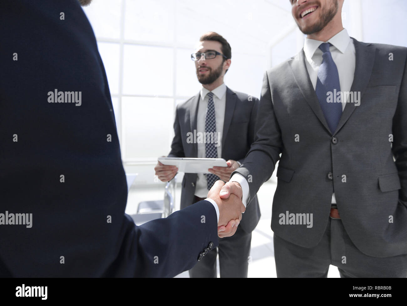 welcome and handshake of business partners Stock Photo - Alamy