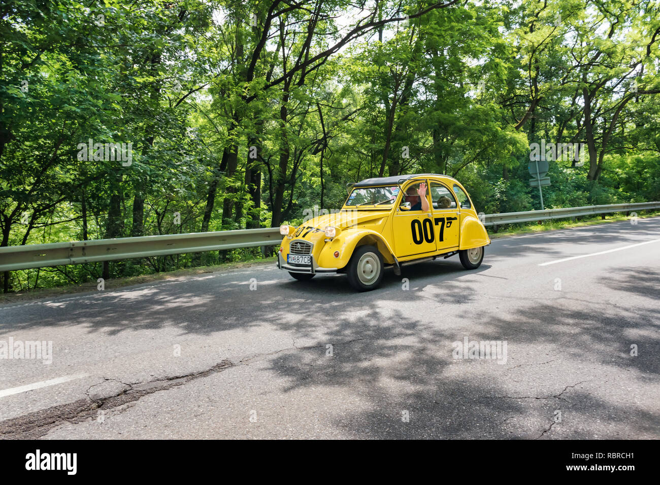 Citroen 2cv 007 edition hi-res stock photography and images - Alamy