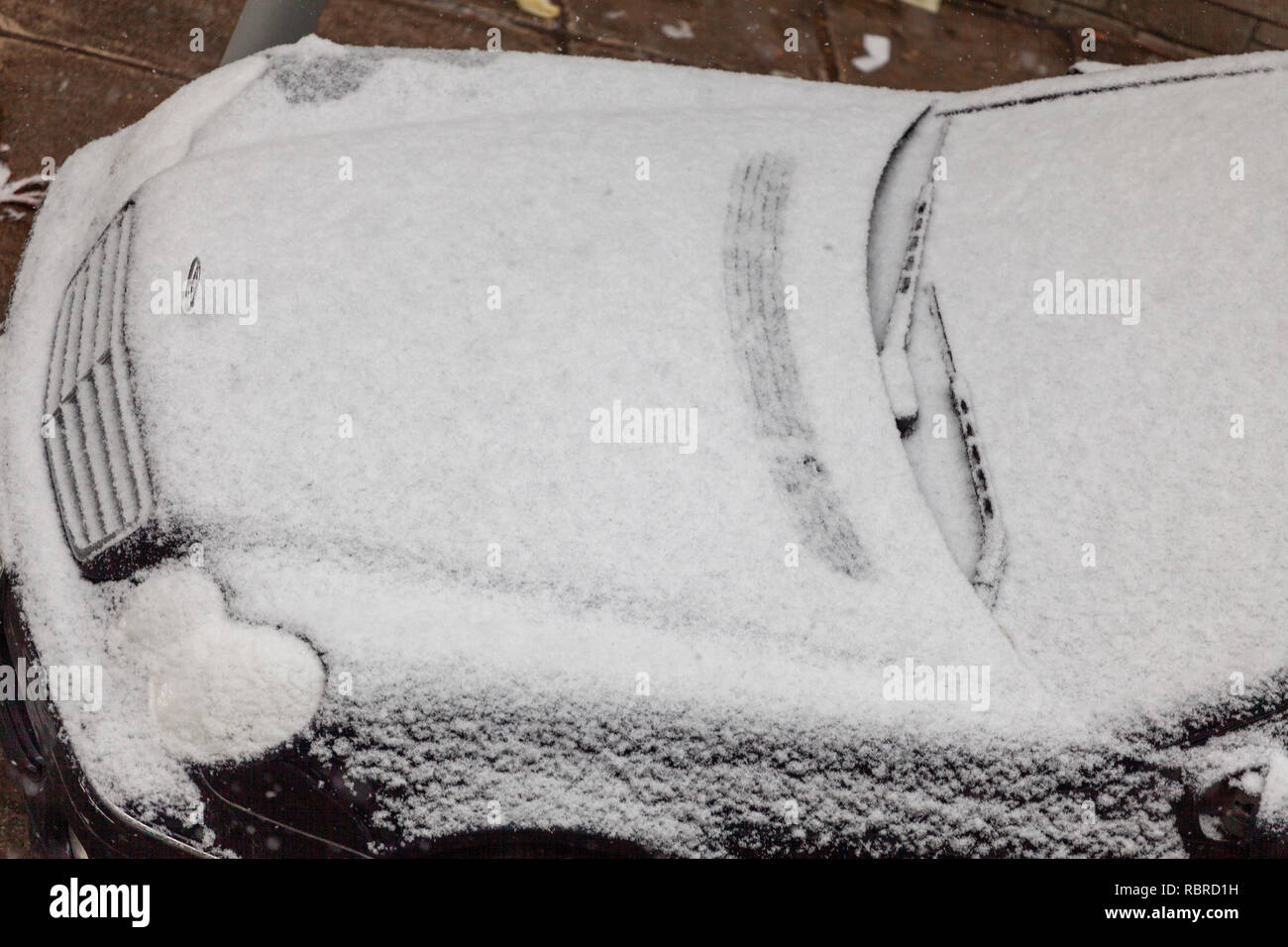snow on car Stock Photo - Alamy