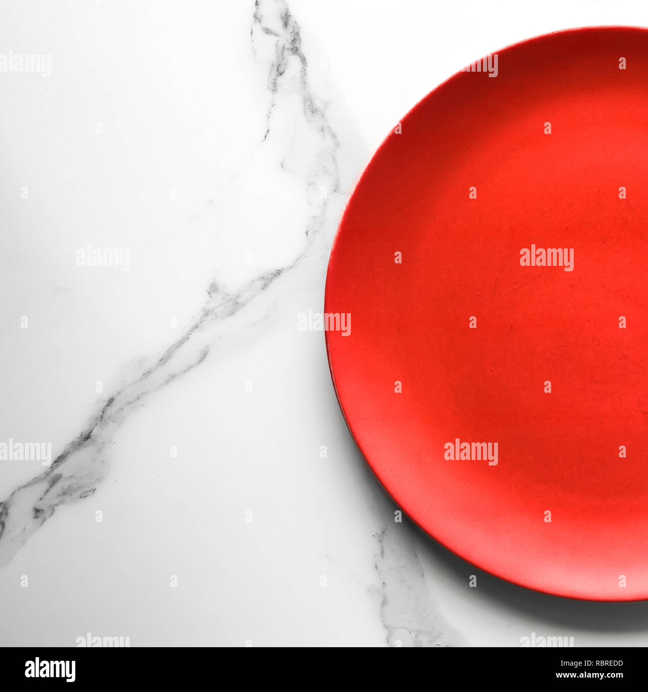 empty red plate on marble - recipe and restaurant mockup flatlay styled ...