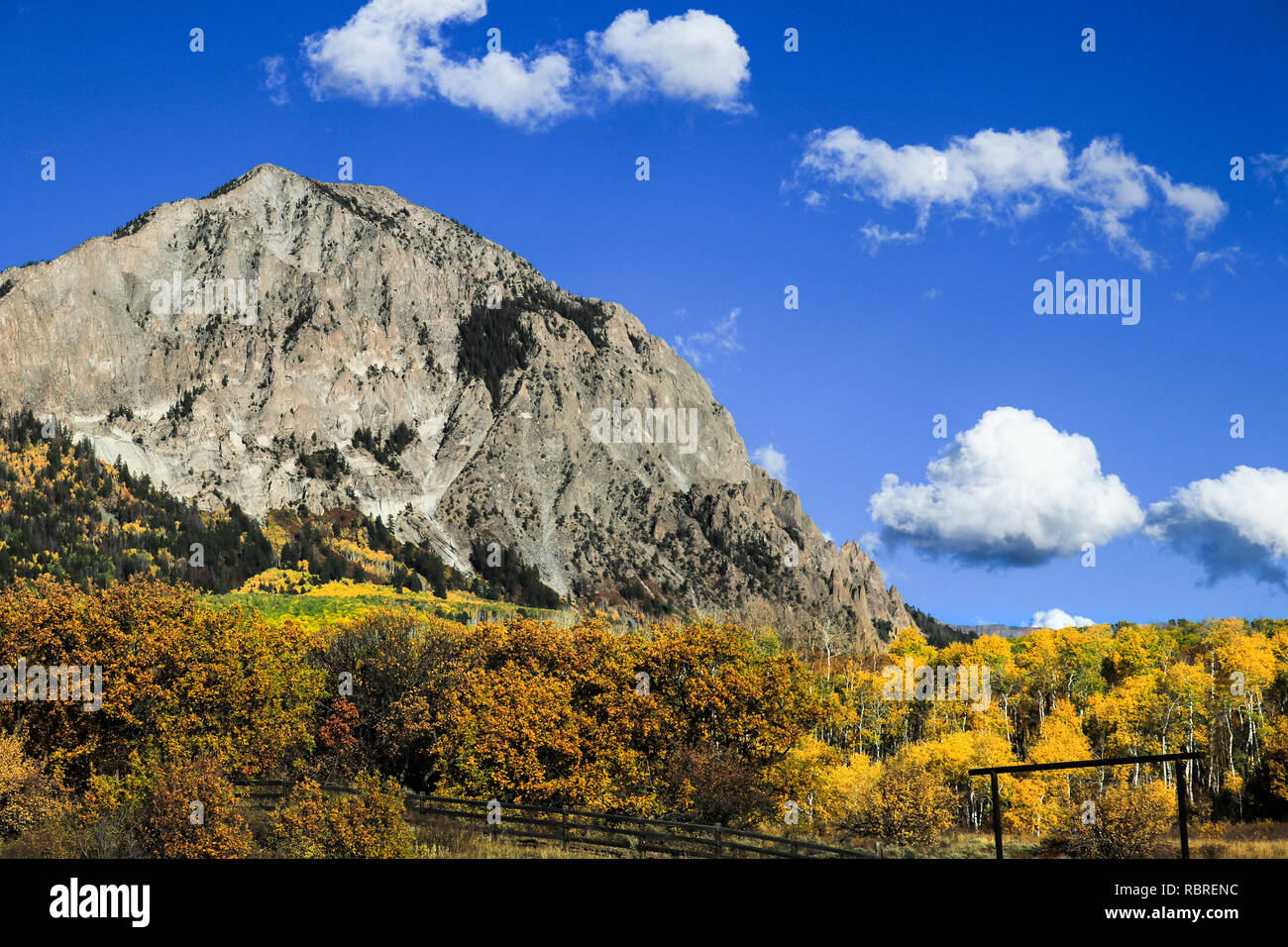 Fall colors blue sky hi-res stock photography and images - Alamy