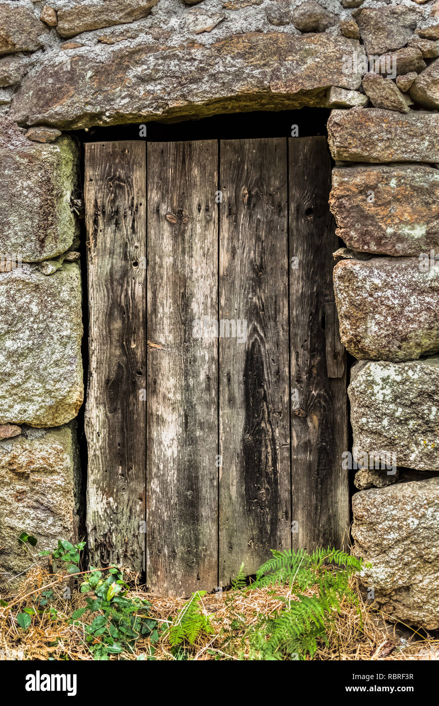 Detailed view of rustic wood door and granite wall Stock Photo - Alamy